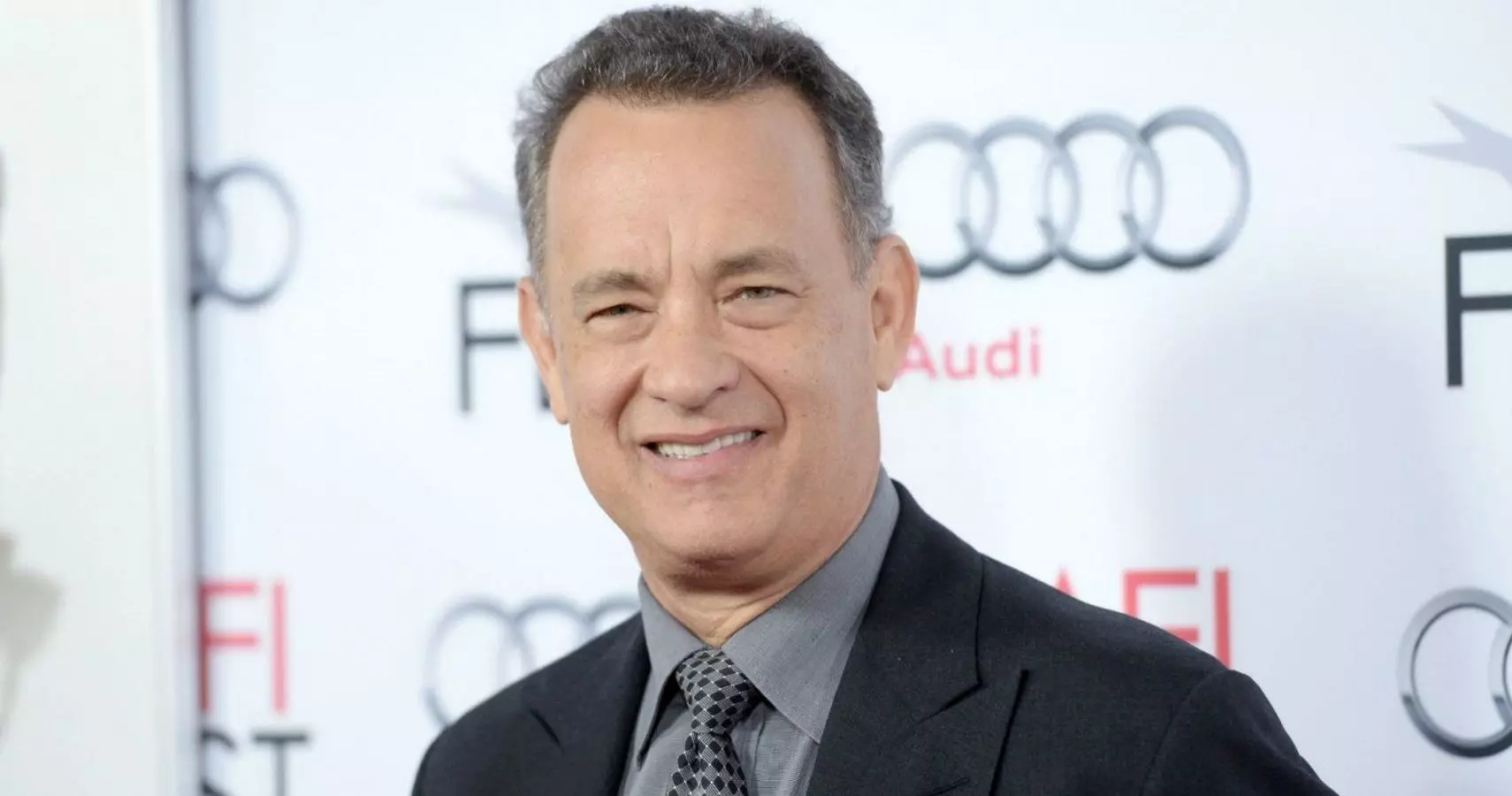 O último concerto de Tom Hanks está a ofrecer bebidas nos Globos de Ouro 11203_0