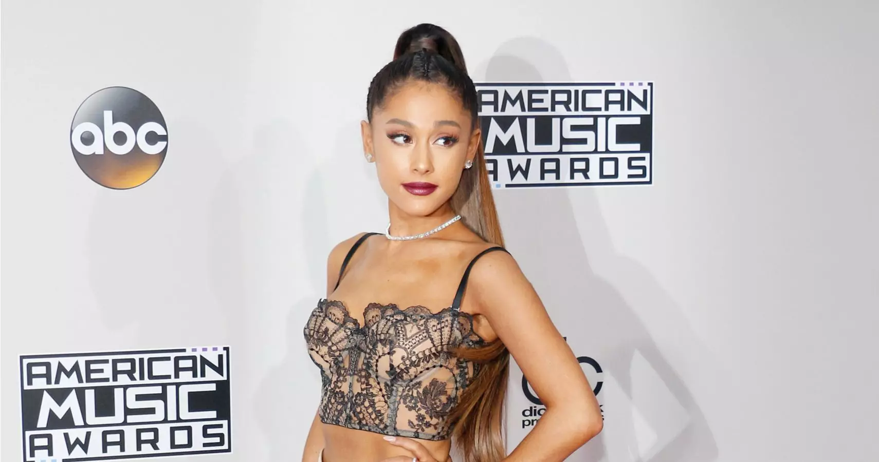 Peek n'ime mkpokọta ụgbọ ala Ariana Grande 1126_0