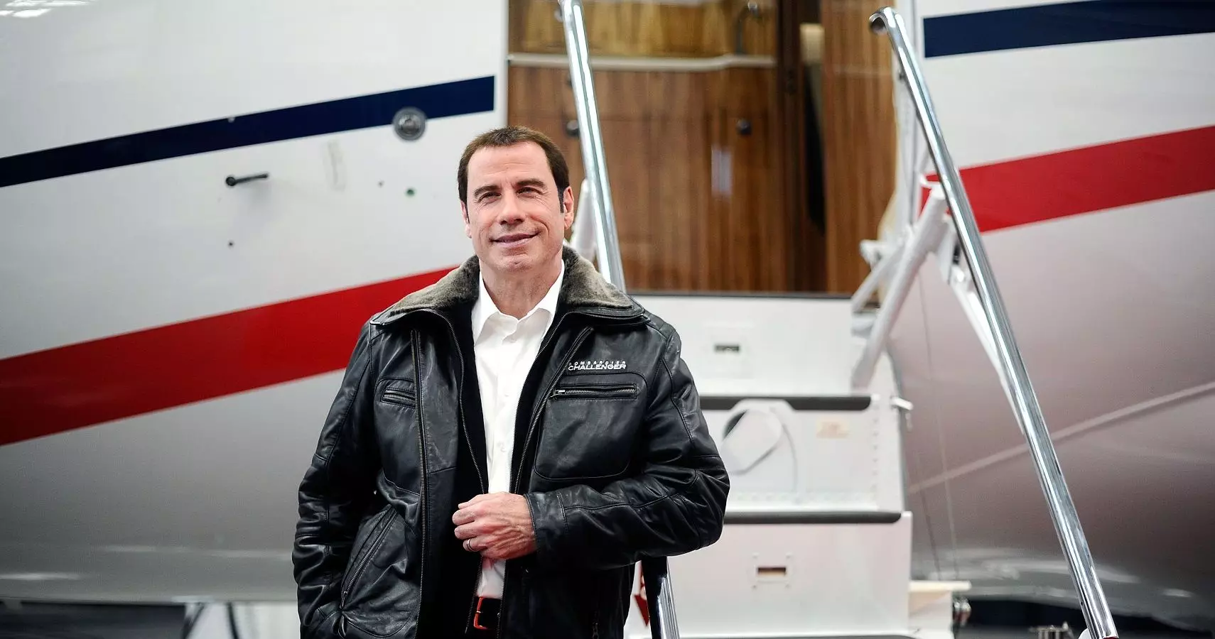 Ieskatieties Džona Travoltas lidostas savrupmājā