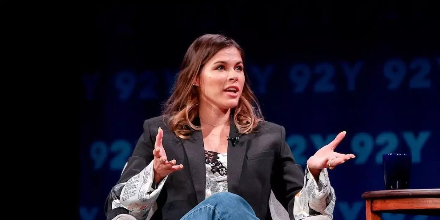 10 Txoj Cai Glossier Founder Emily Weiss ua raws li kom tau txais kev vam meej 11984_5