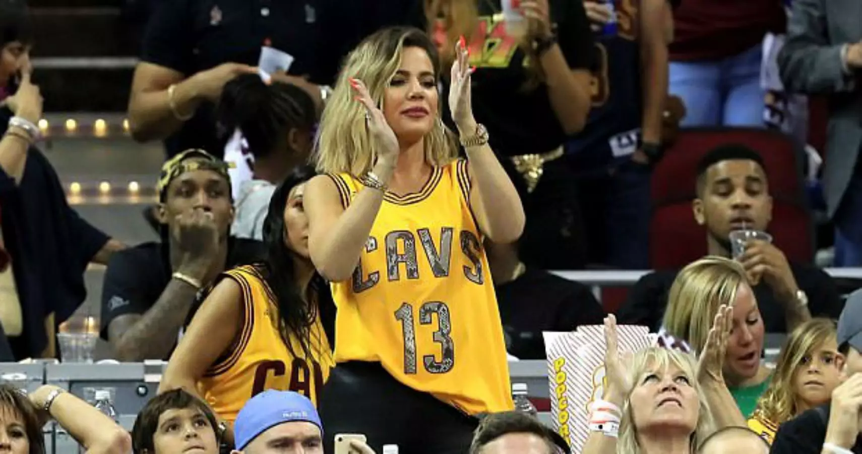 Khloè Kardashian sēž laukuma malā Tristana Tompsona basketbola spēlē 1477_0