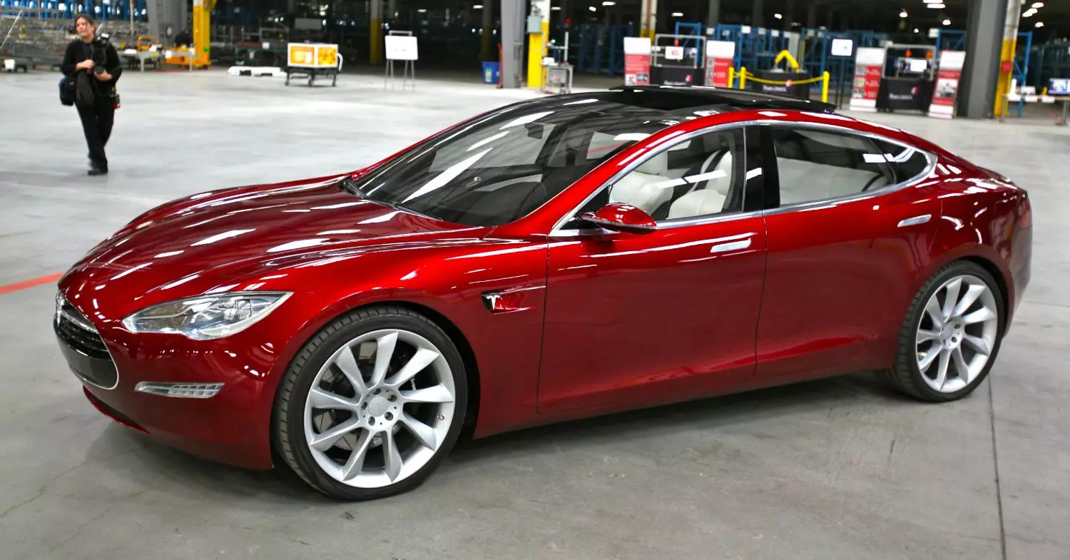 Tesla Motors-ek nola superkargatzen ari den nagusitasun elektrikorako bidea 15186_0