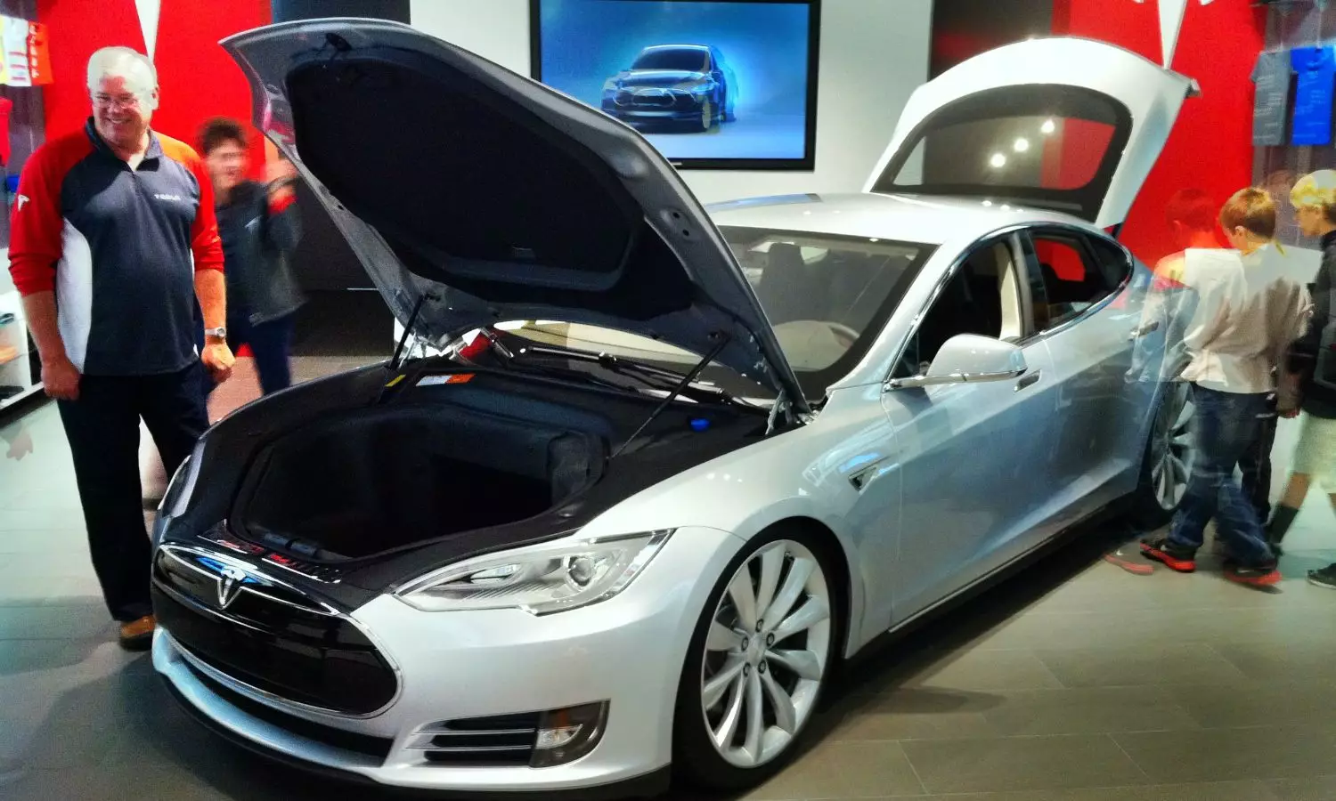 Чӣ тавр Tesla Motors роҳи худро ба бартарияти барқ пур мекунад 15186_3