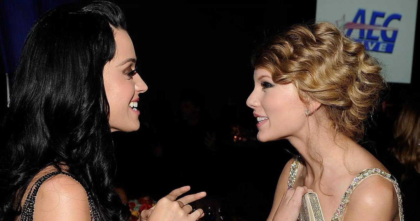 Taylor Swift & Katy Perry: Lub Sijhawm Teev Sijhawm Ntawm Lawv Kev Phooj Ywg, Kev Sib Tw, & Kev Zam Txim 15536_0