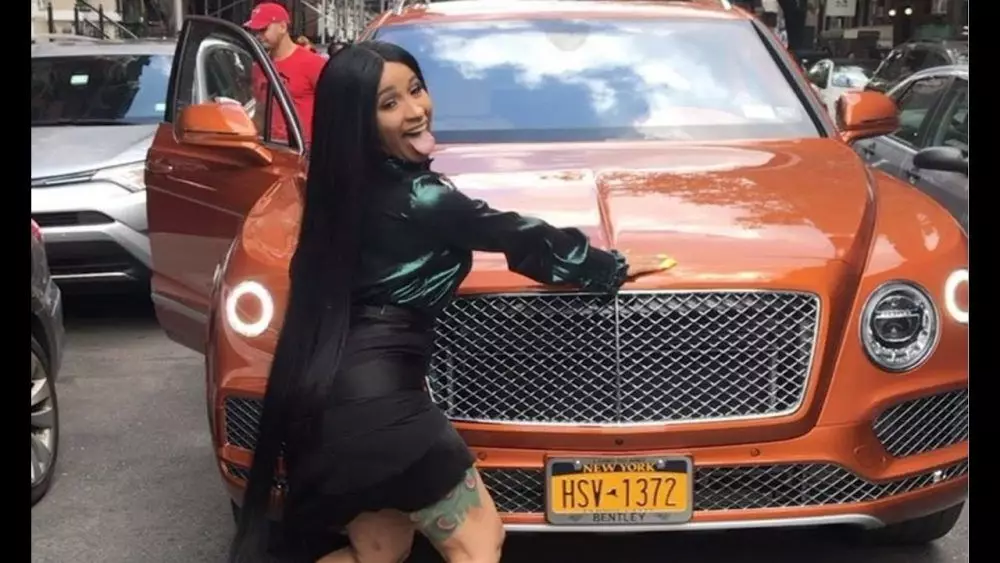 Porsche bianche e carati: le 10 cose più costose che Cardi B possiede 16843_8