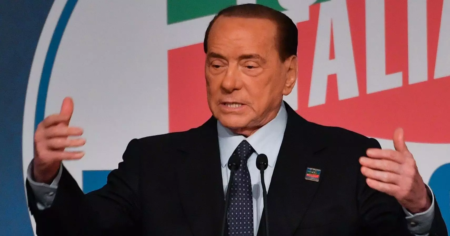 အီတလီ ၀န်ကြီးချုပ်ဟောင်း Silvio Berlusconi သည် Covid-19 အတွက် အပြုသဘောဆောင်ကြောင်း စစ်ဆေးတွေ့ရှိပြီးနောက် ဆေးရုံတက်ခဲ့ရသည်။ 17191_0