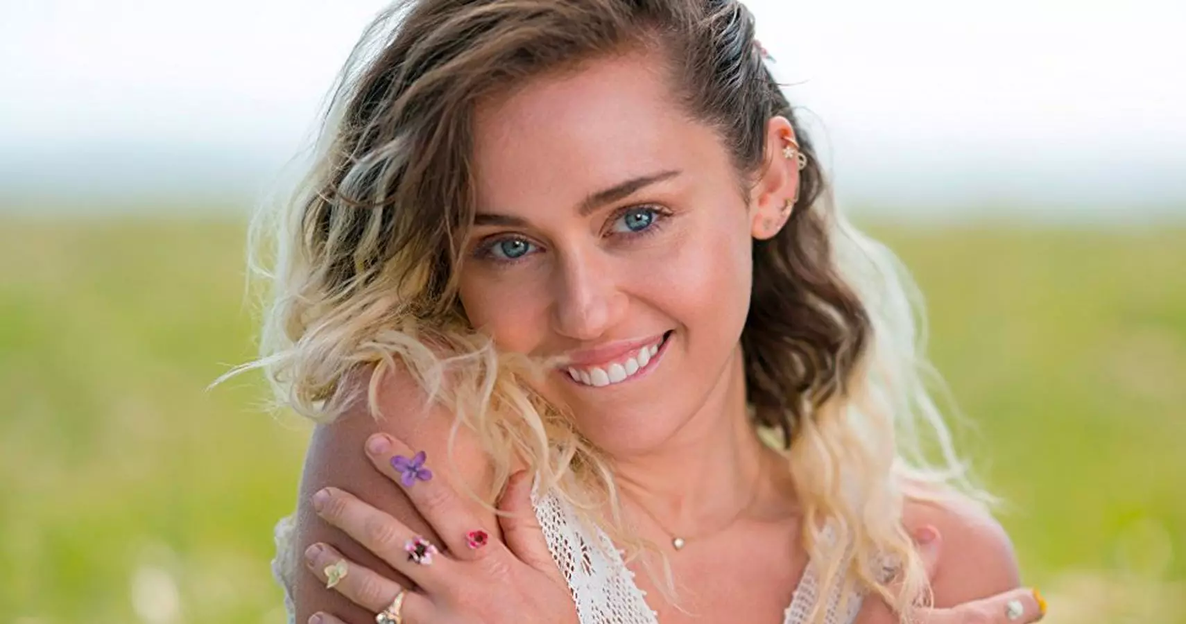 Miley Cyrusning yangi Converse to'plamini ko'ring 22840_0