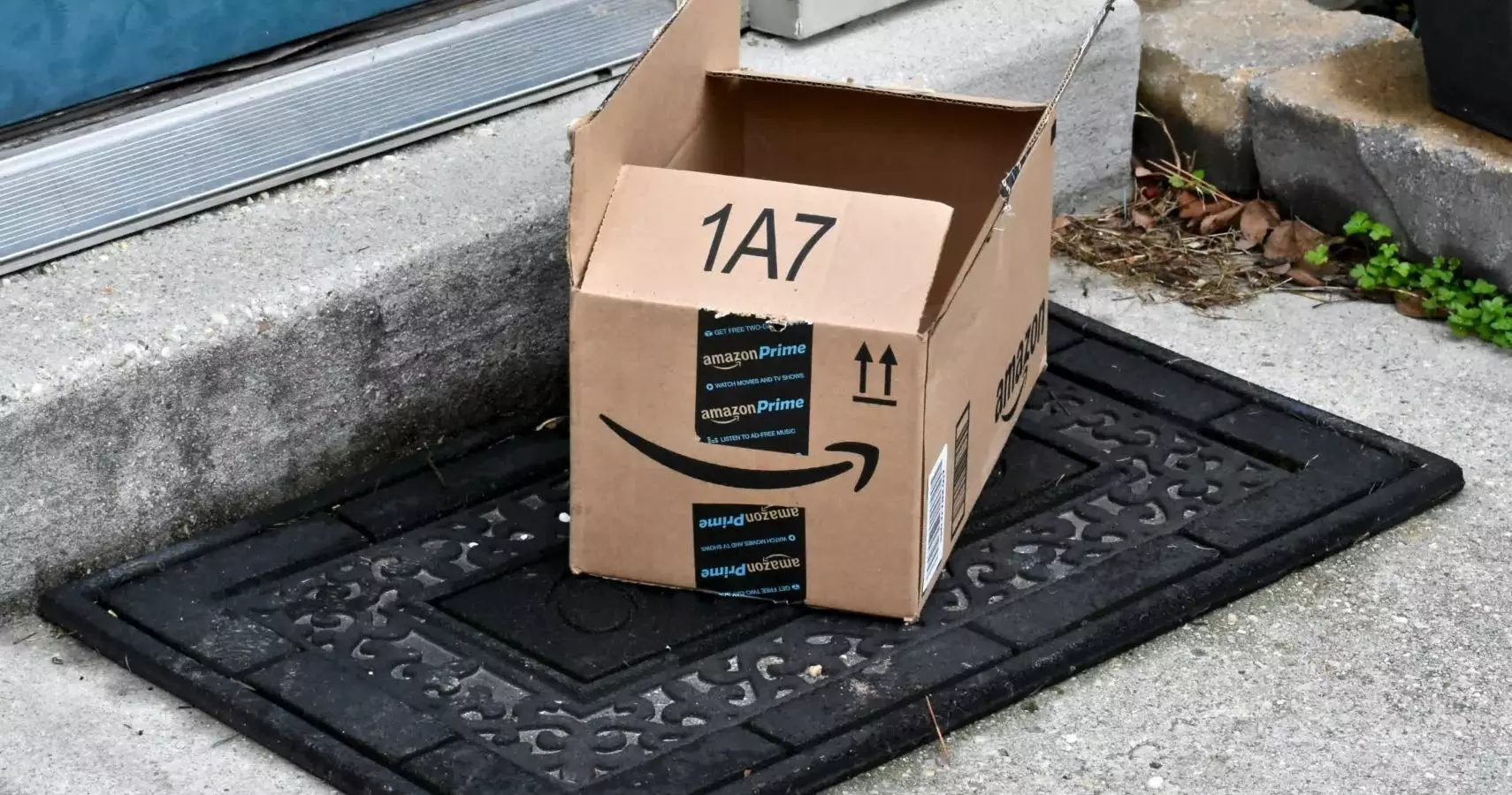 Delivery Driver Nga Morag Gikawat Ang PS5 ni Boy Gilabay Sa Amazon