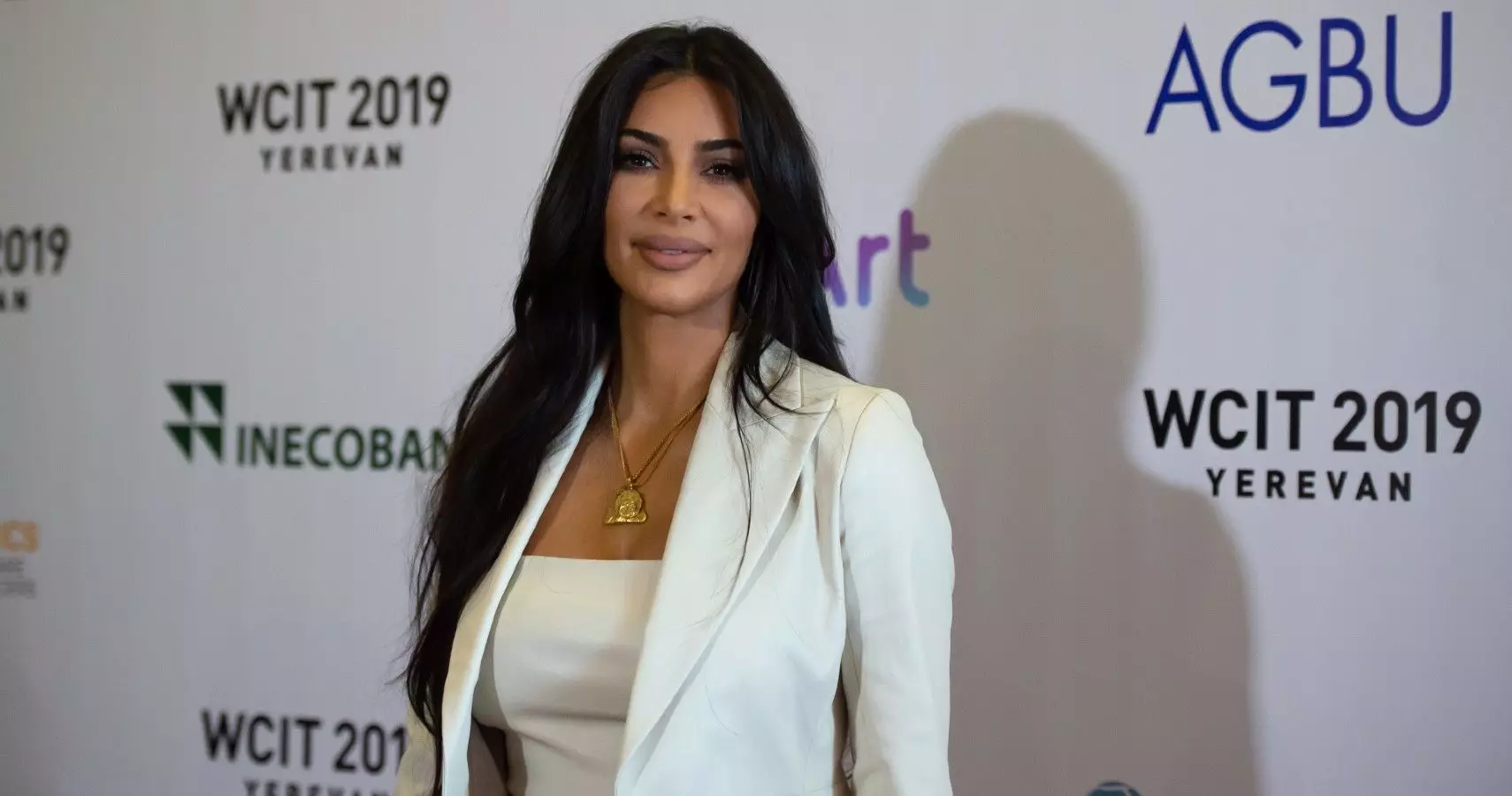 IForbes ibhengeze ngokusemthethweni uKim Kardashian ukuba yibhiliyoni