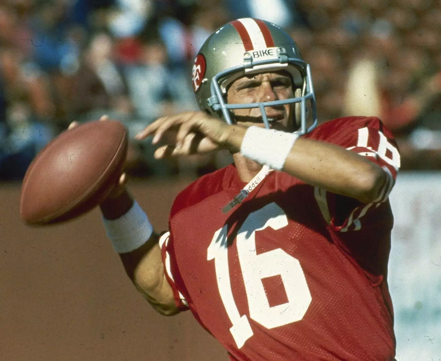 Top 10 Quarterbacks ដ៏អស្ចារ្យបំផុតនៅក្នុងប្រវត្តិសាស្រ្ត NFL 28971_12