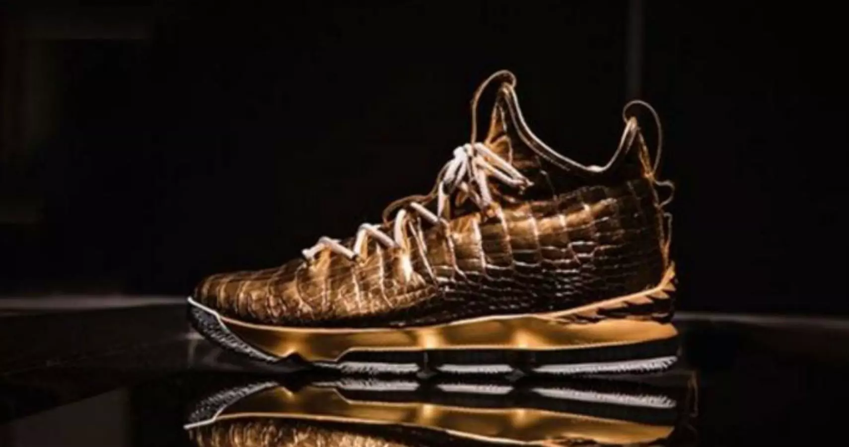 Estes LeBron 15s únicos están repletos de ouro e diamantes