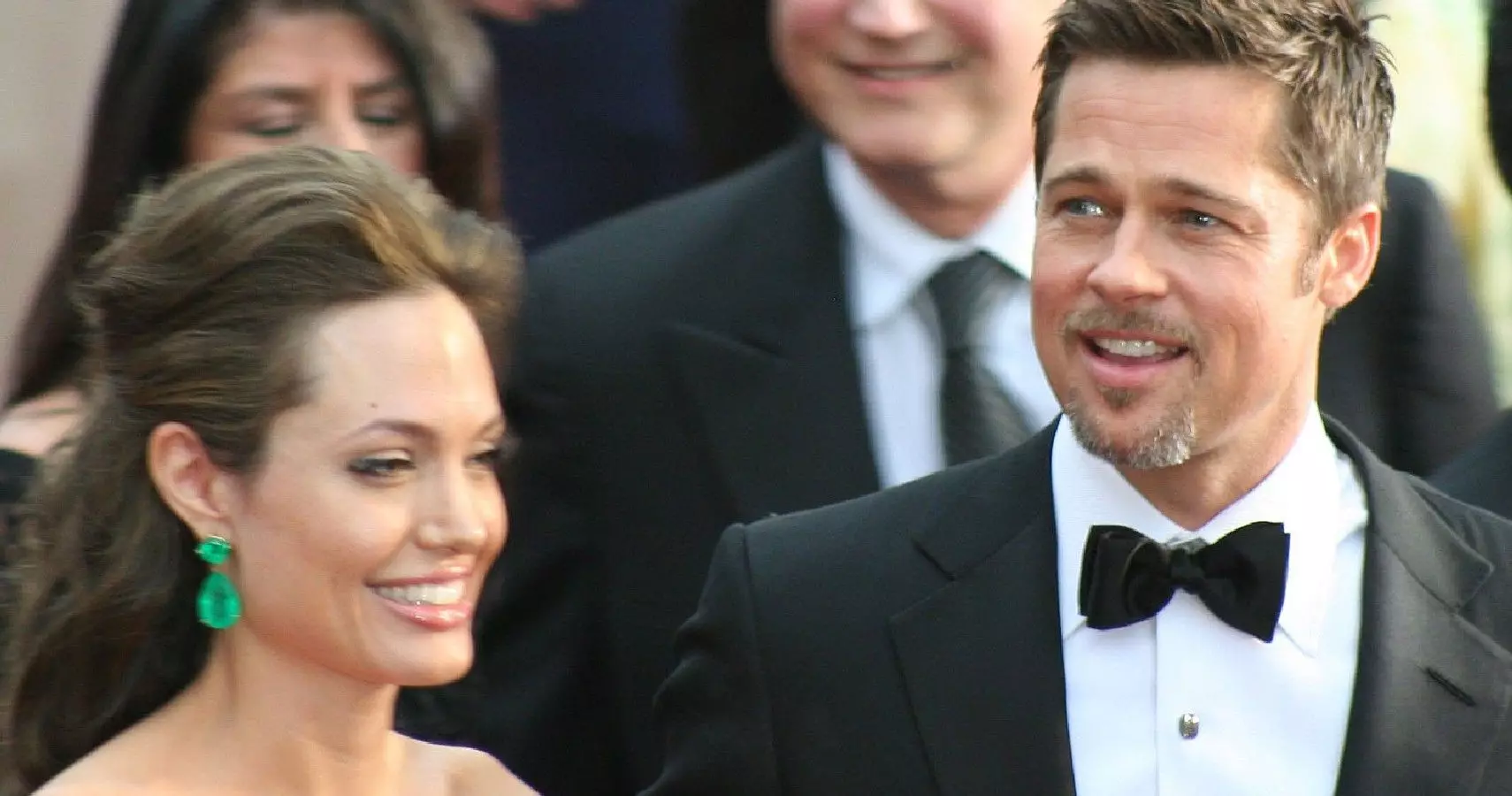 Angelina Jolie quer sair do negócio de vinhos que ela começou com o ex-marido Brad Pitt