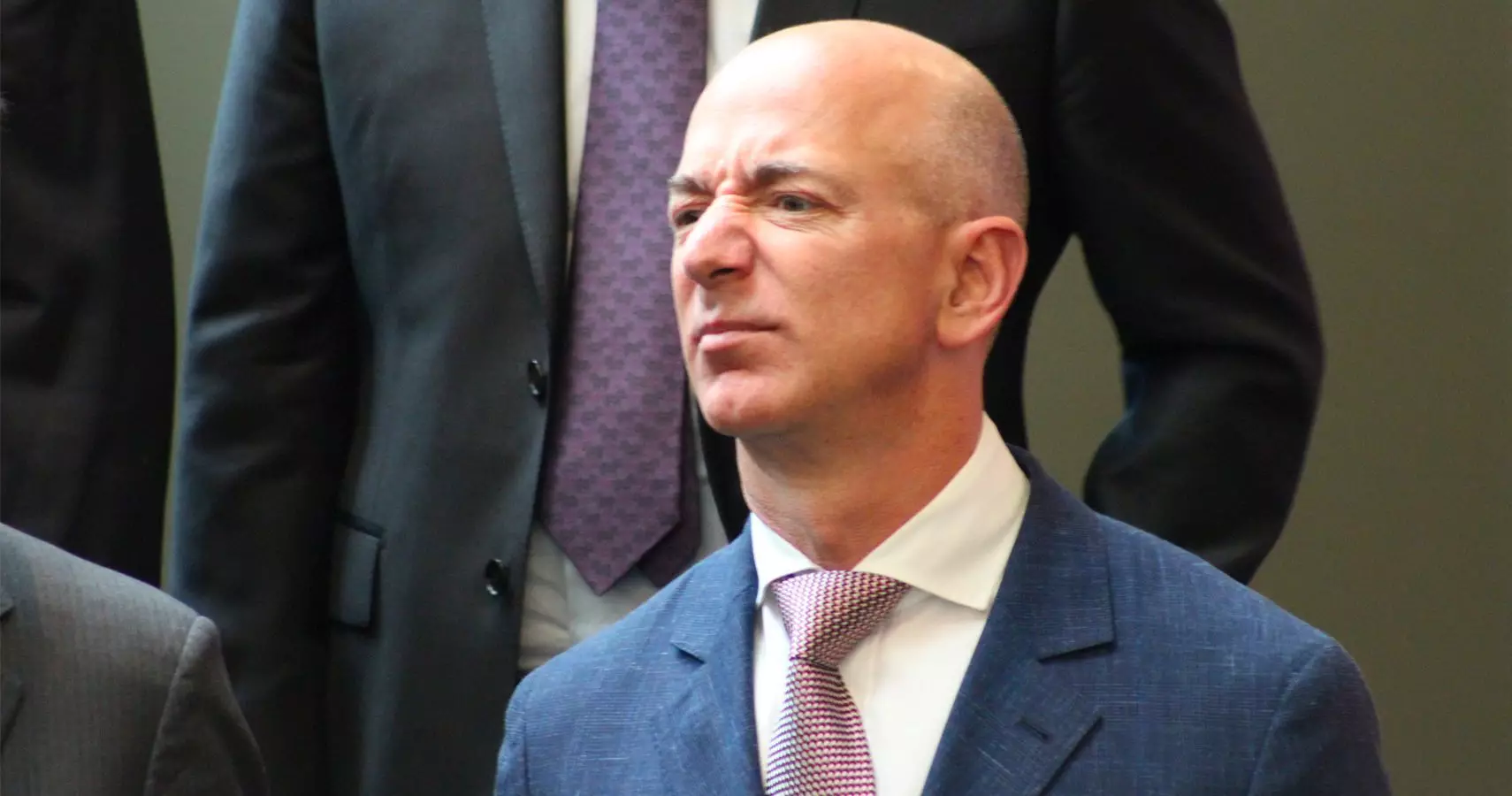 Inzu ya Amazone Umuyobozi mukuru wa Amazone, Jeff Bezos Yagerageje Ubujura Yahindutse Imodoka