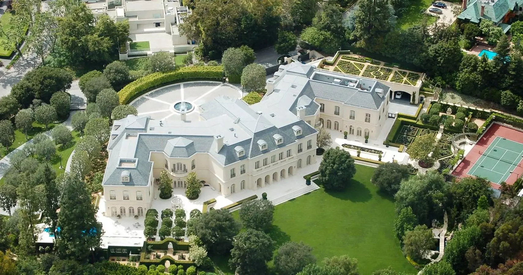 Nyumba ya zamani ya Aaron Spelling inayoitwa "The Manor" imerudi sokoni kwa $ 165 milioni.