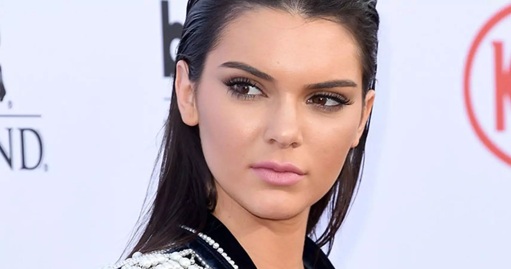 O Kendall Jenner ma Kim Kardashian ua faaigoaina i le tagi faasaga i le 818 Tequila