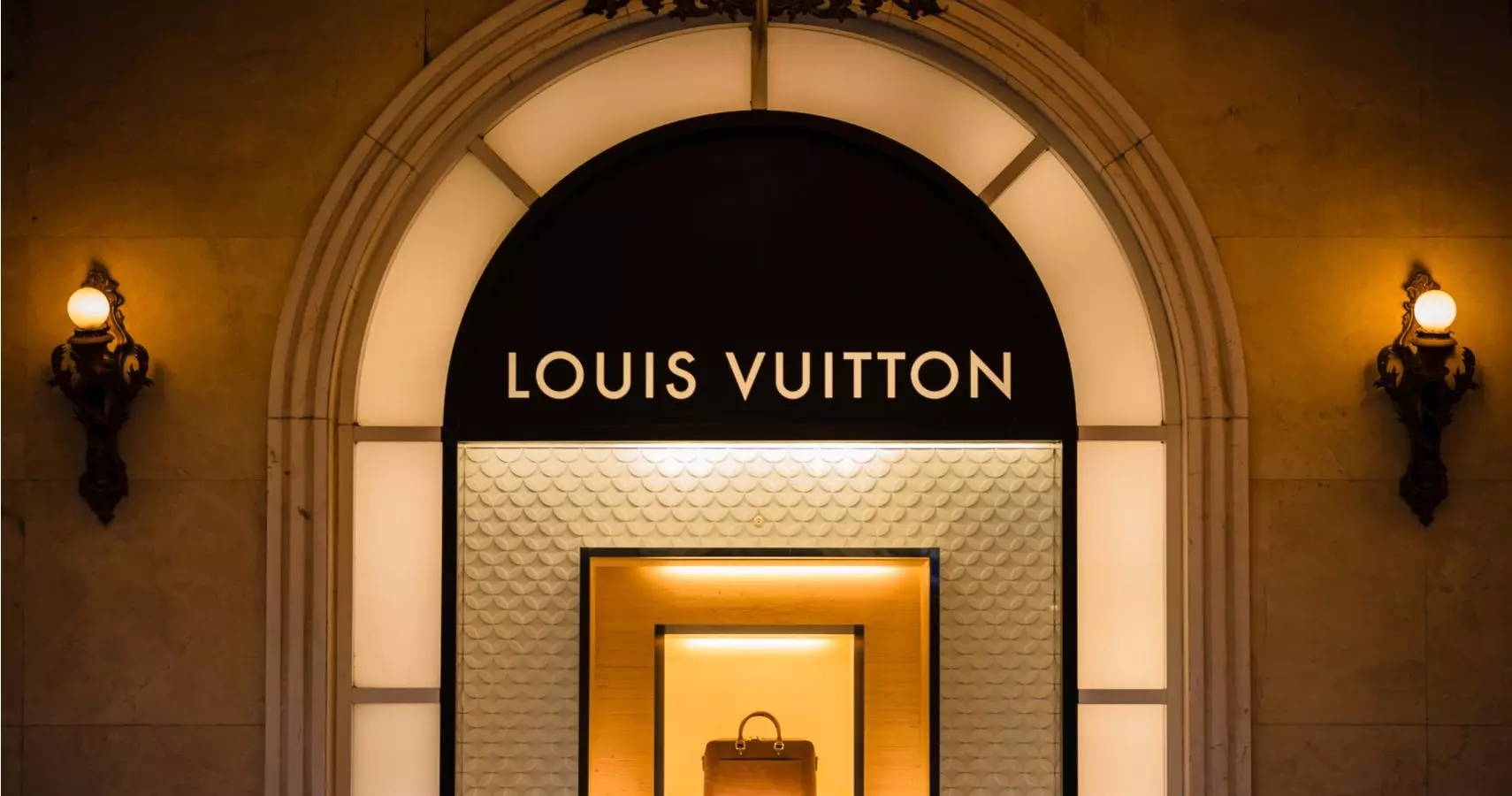 La Louis Vuitton Rakonto: Kiel Senhejma Knabo Kreis Multmiliardan Dolaran Luksan Markon