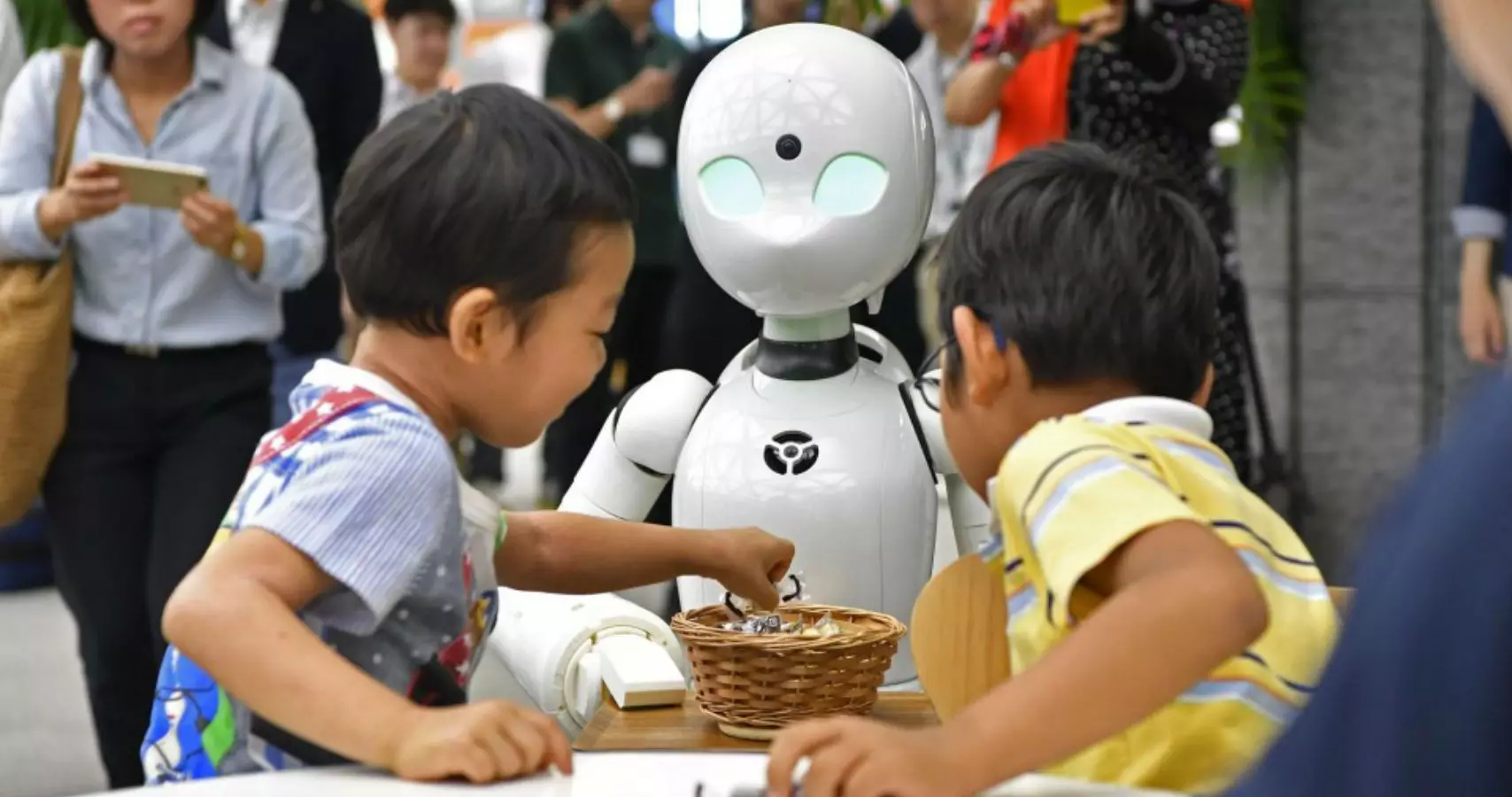 Japaneseapon kafesi ýakyn wagtda maýyp işgärler tarapyndan dolandyrylýan robot garaşýanlary ulanar 34128_0