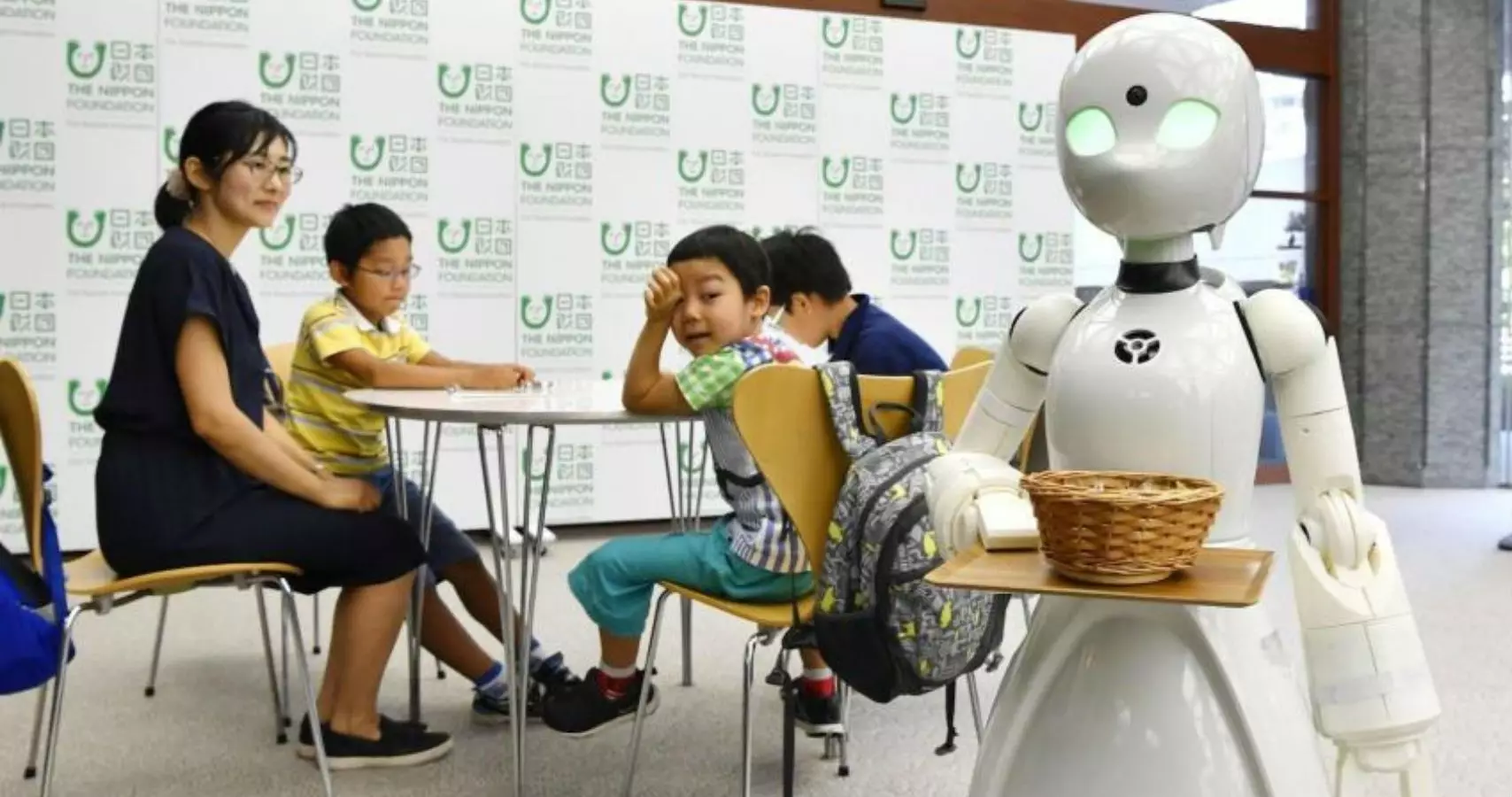 Japaneseapon kafesi ýakyn wagtda maýyp işgärler tarapyndan dolandyrylýan robot garaşýanlary ulanar 34128_3