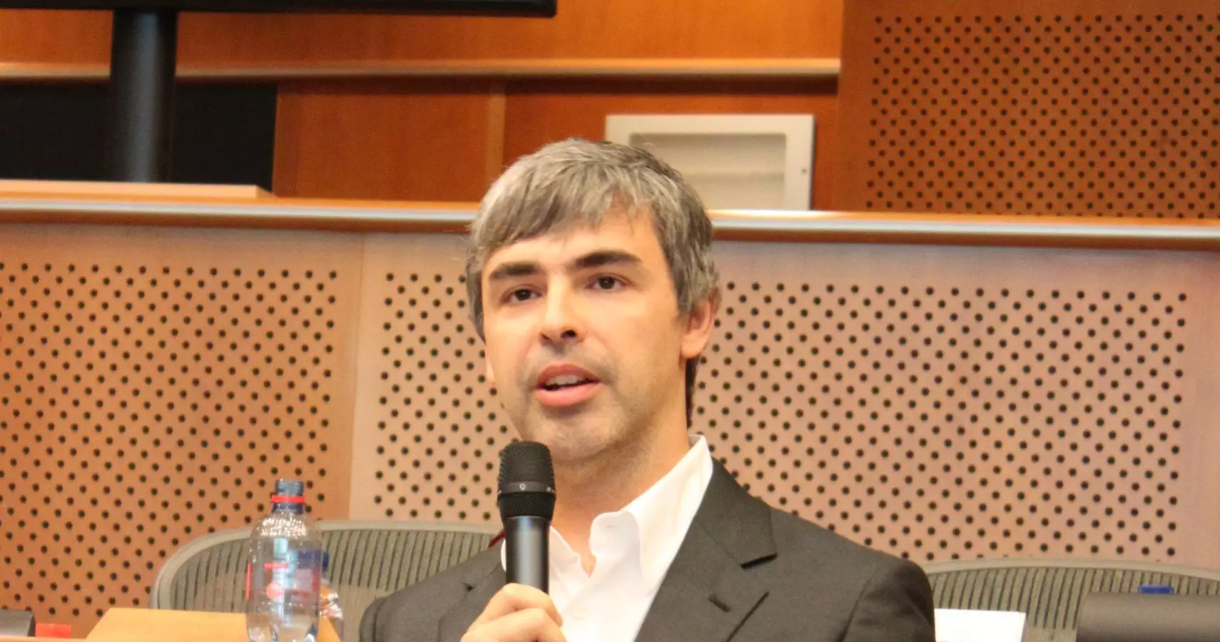 8 Txoj Kev Tus qub Google CEO Larry Page siv nyiaj ntau txhiab daus las