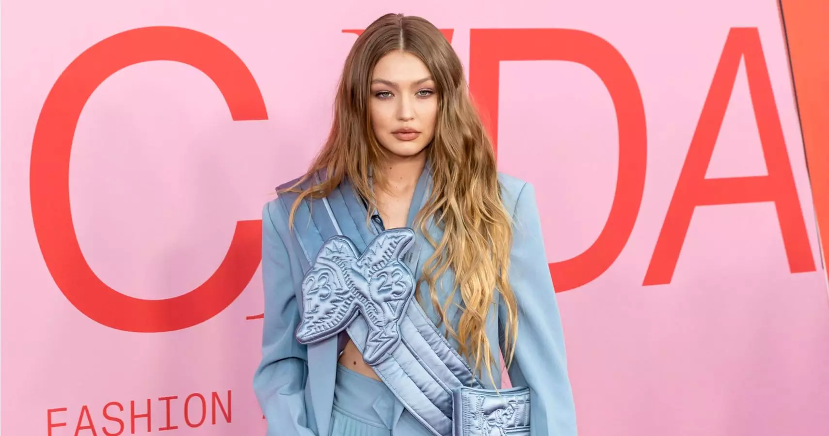 Mkpokọta ụgbọ ala Peek n'ime Supermodel Gigi Hadid 3573_0