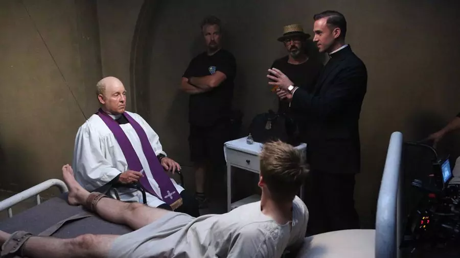 15 foto dei BTS da American Horror Story che rovinano lo spettacolo 35855_15