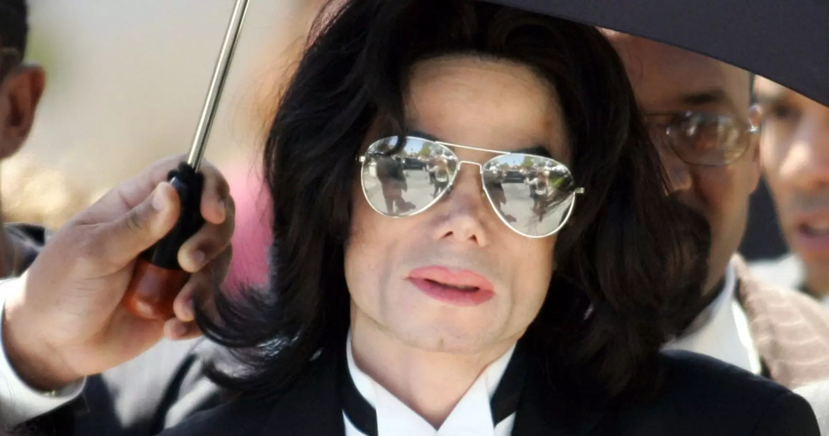 Pantofii Moonwalk ai lui Michael Jackson și alte suveniruri scoase la licitație 3590_0