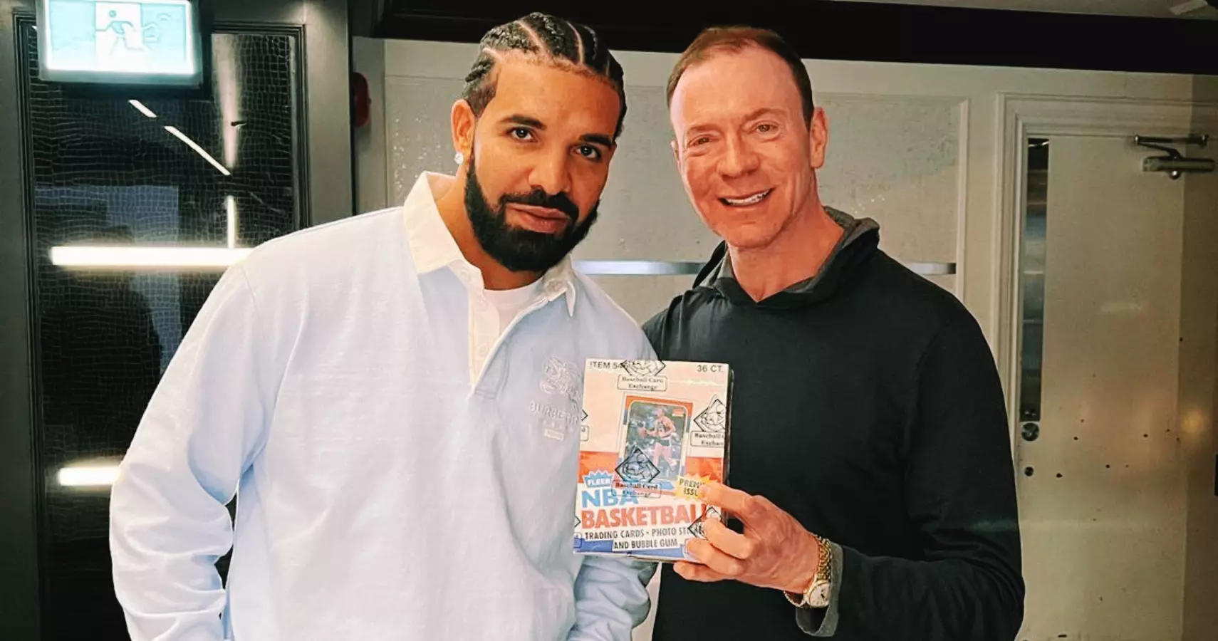 Drake Snags Rare Michael Jordan Cards e mafai ona tau $1 Miliona