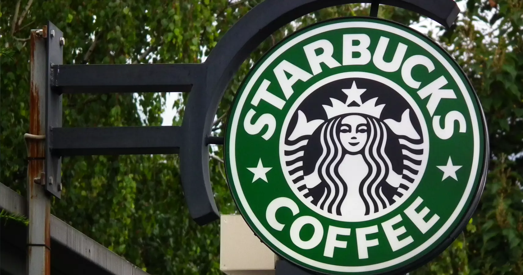 Starbucks-ийн гүйцэтгэх захирал жилийн 20 сая долларын албан тушаалаасаа бууж байна