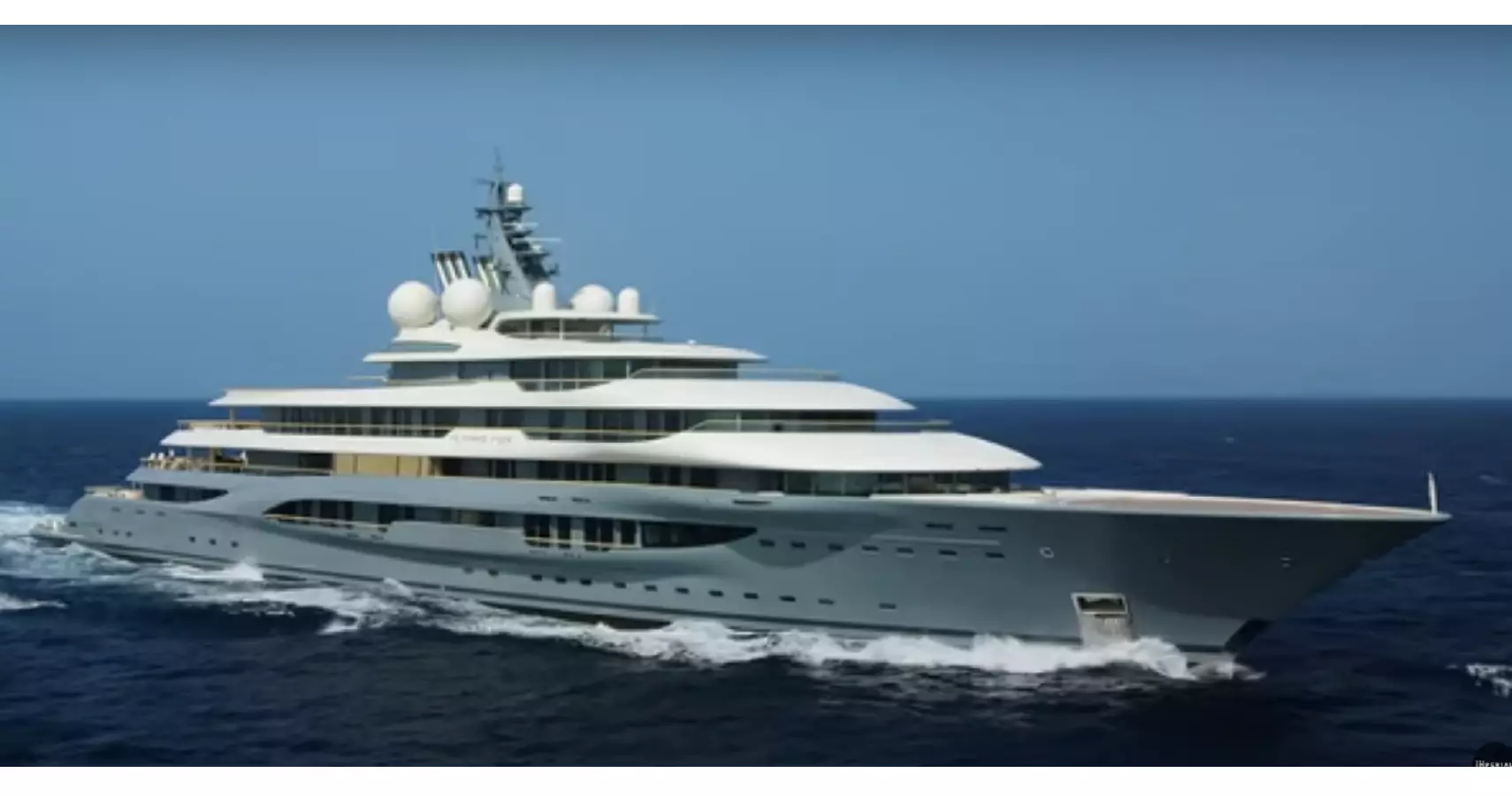 Ka hare ho The Flying Fox: Jeff Bezos' $400 Million Mega Yacht 367_0
