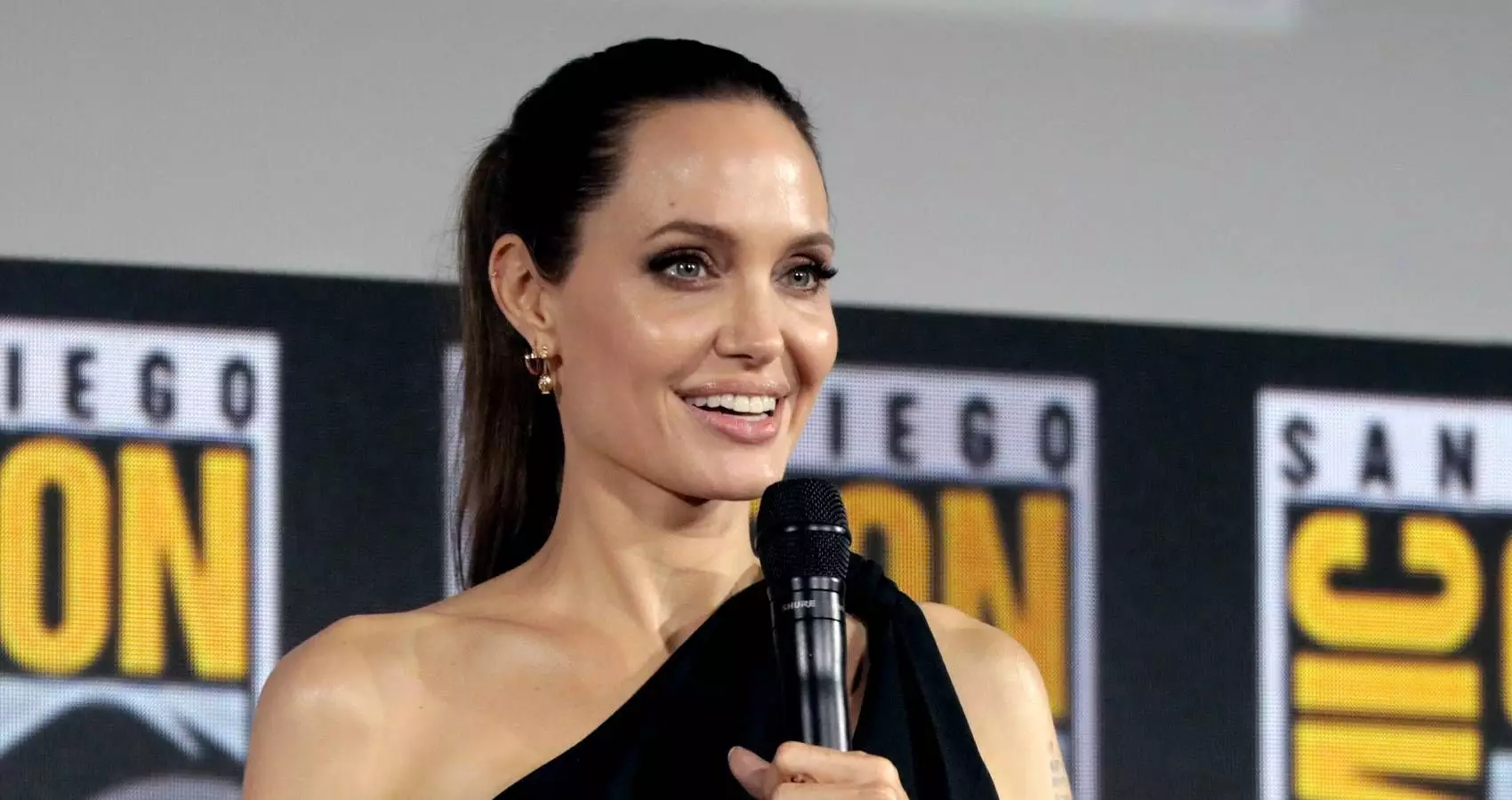 Angelina Jolie Kelangan Pakaryan lan Mayuta-yuta Ing Pegatan Brad Pitt