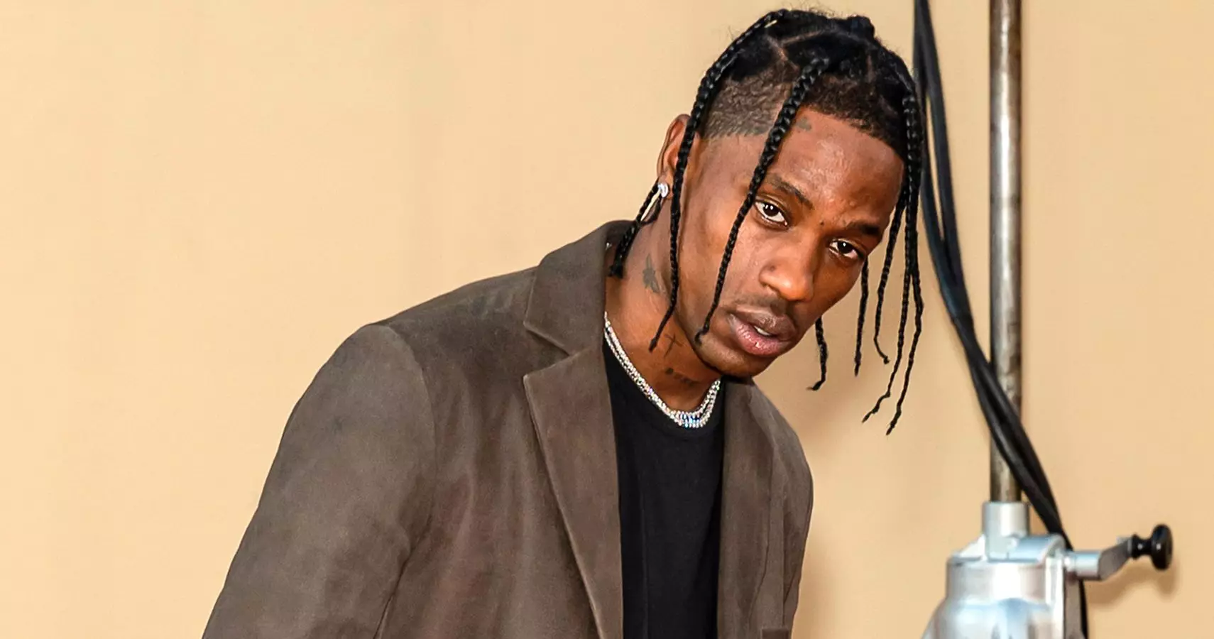 Travis Scott-ek milioika galduko ditu Nikek zapatila kaleratzea atzeratu ostean