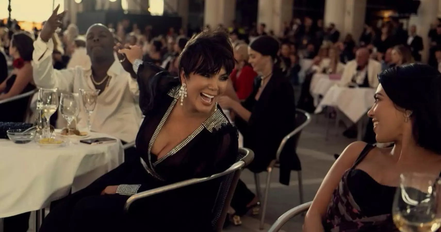 Kris Jenner waxay u gudbisay calaamada ganacsiga ee Kardashian Jenner