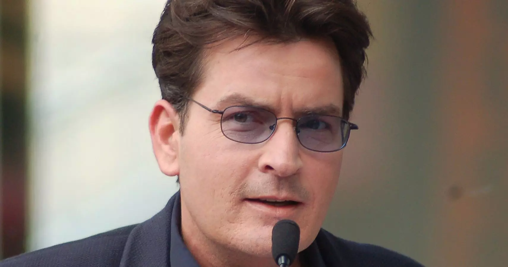 Charlie Sheen-en emazte ohiak Denise Richards-ek dio aktoreak ez duela haur-laguntzarik ordaindu hainbat urtez