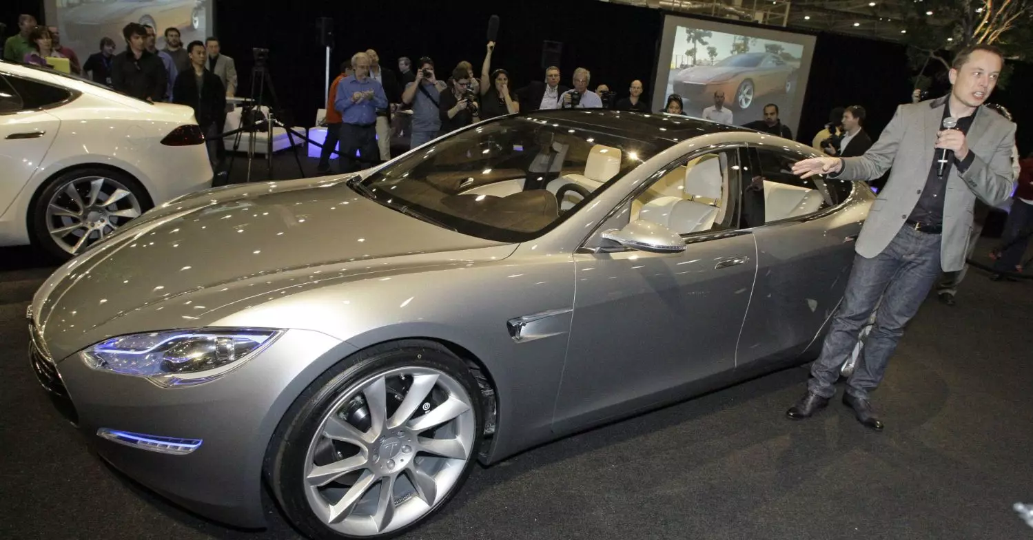 Seši iemesli, kāpēc Apple vajadzētu iegādāties Tesla 40232_0