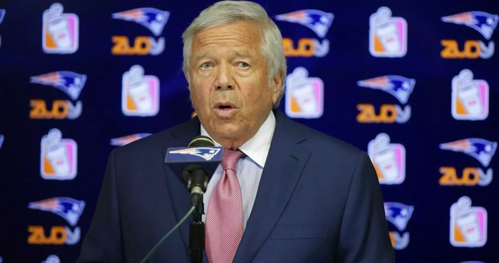 Robert Kraft draží svoj prsteň Super Bowl LI 40636_0