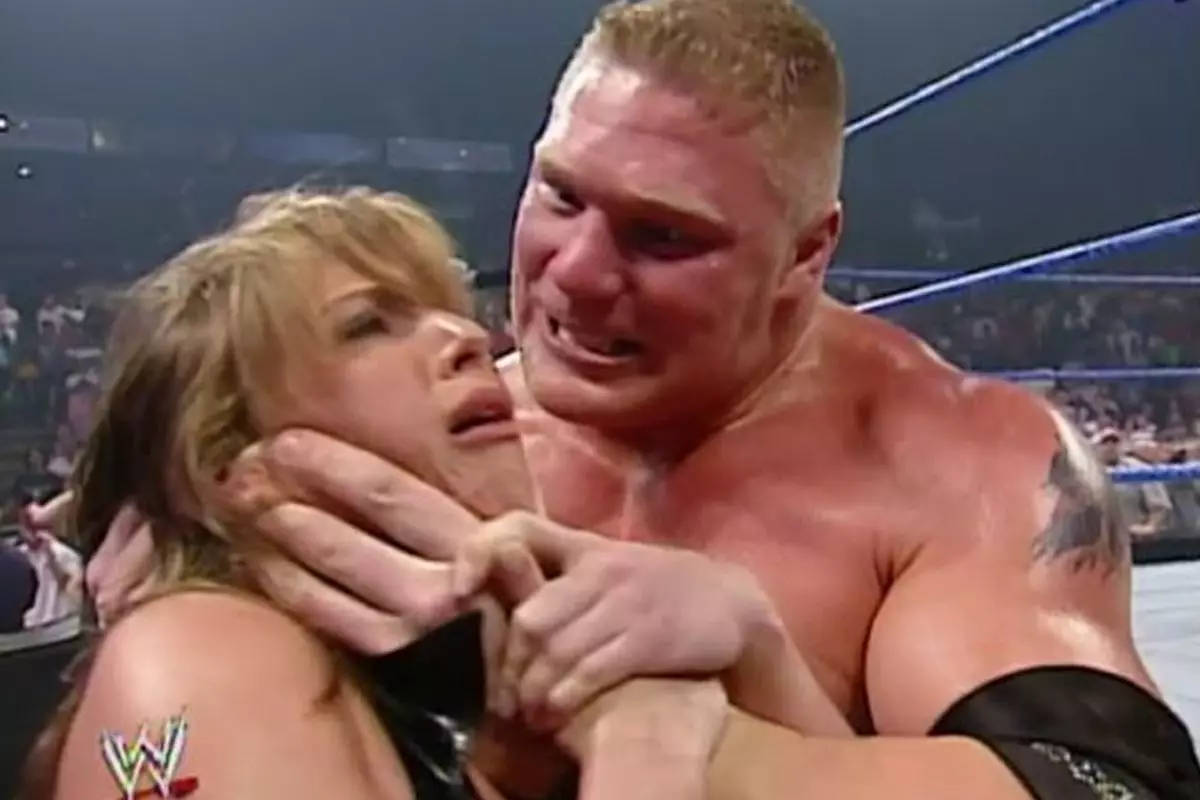 23번 Stephanie McMahon은 그녀가 받을 만한 것을 얻었다 42839_10