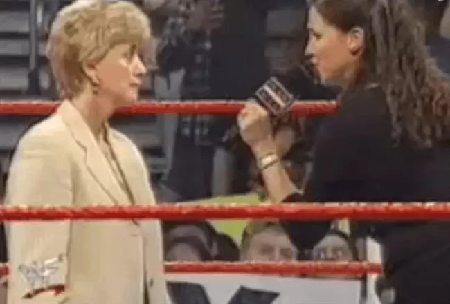 23번 Stephanie McMahon은 그녀가 받을 만한 것을 얻었다 42839_25