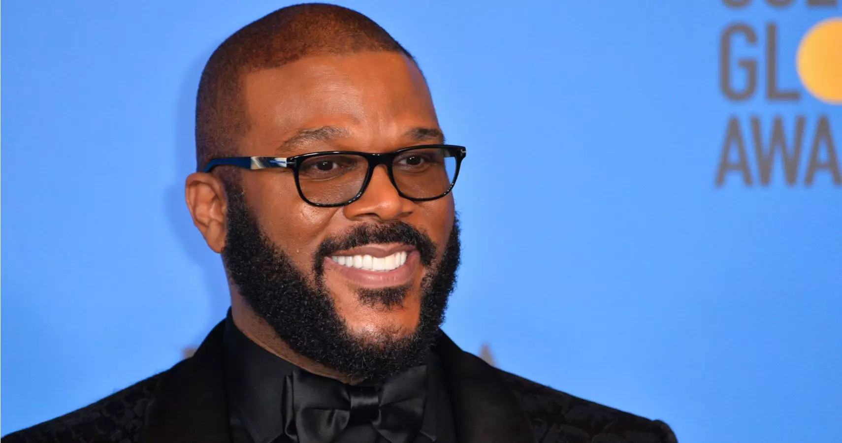 Fariĝi Miliardulo: Kiel Tyler Perry Pasis De Mistraktita Infano Al La Plej Pagita Filmulo 4326_0