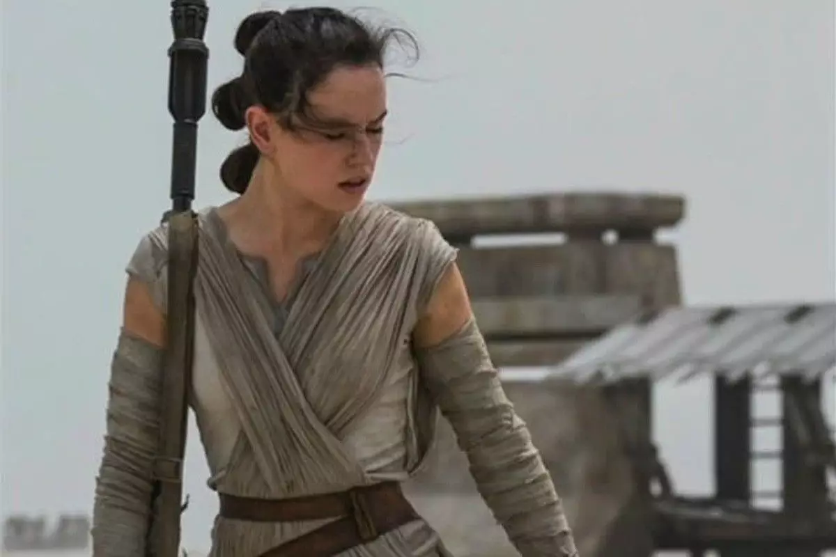 Lub Hnub Qub Wars: The Force Awakens - 10 Theories On Rey's Parentage 45007_5