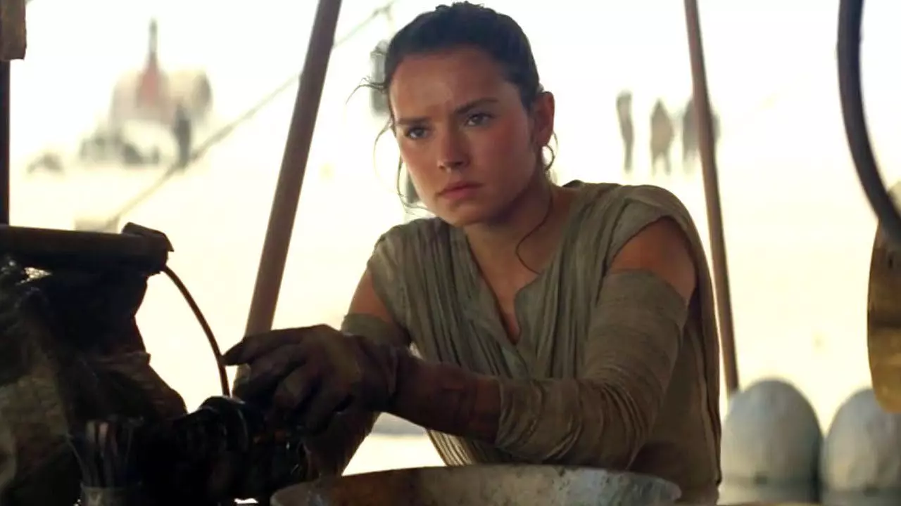 Lub Hnub Qub Wars: The Force Awakens - 10 Theories On Rey's Parentage 45007_9