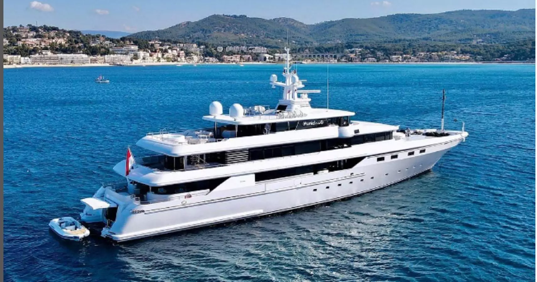 Superyacht Moneikosen barruan: Leonardo Del Vecchioren 40 milioi $ superyacht