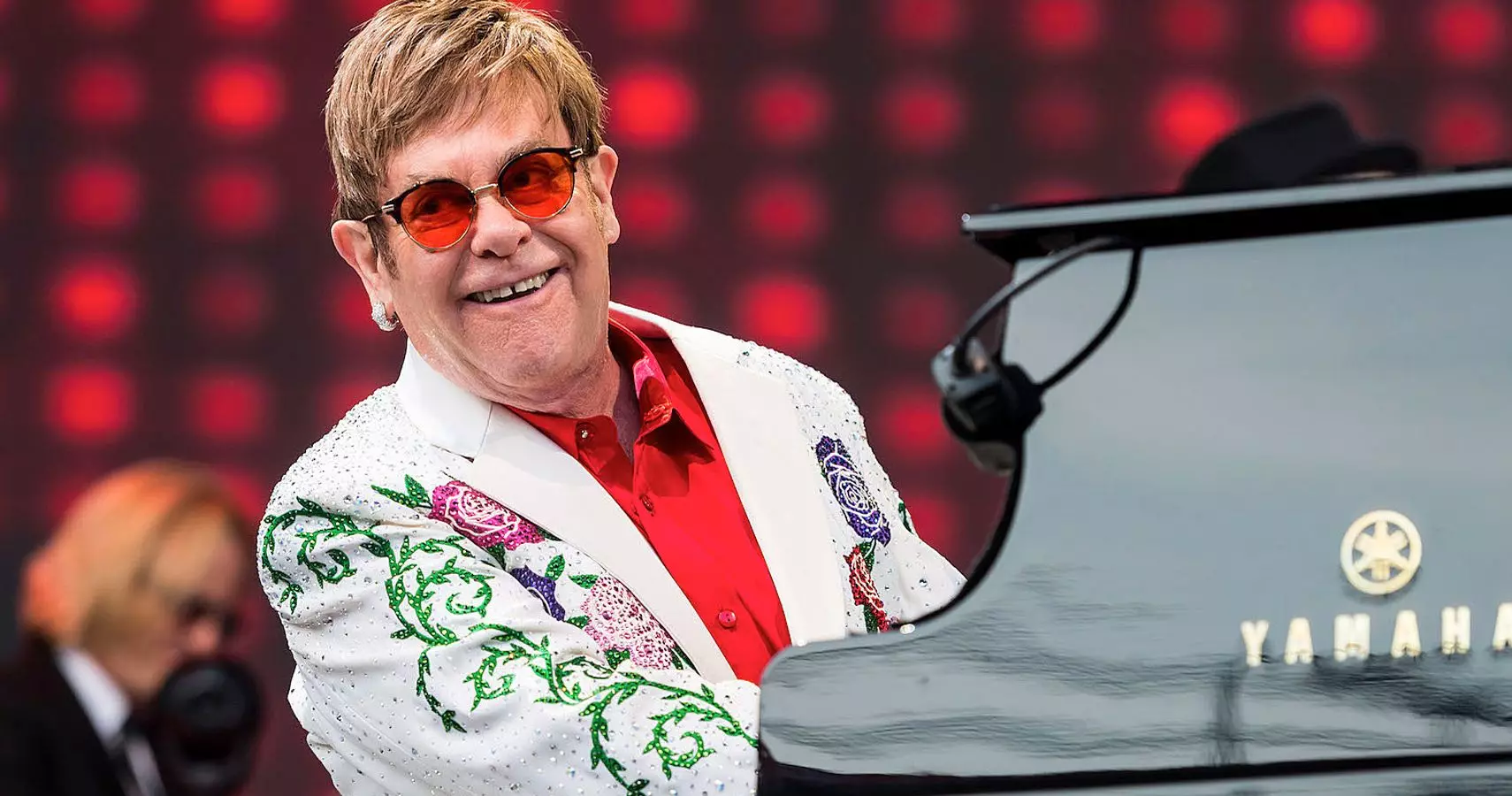 Elton John sale furioso del escenario después de que un fan demasiado ansioso lo toque 49288_0