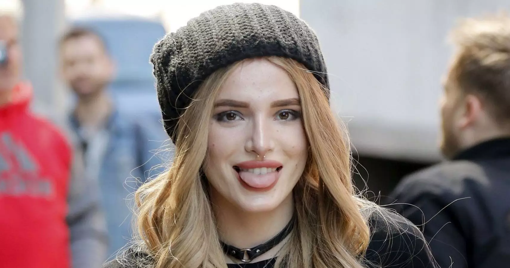 Bella Thorne Kaw 2017 Nrog Steamiest Selfie Ntawm Lub Xyoo 49844_0