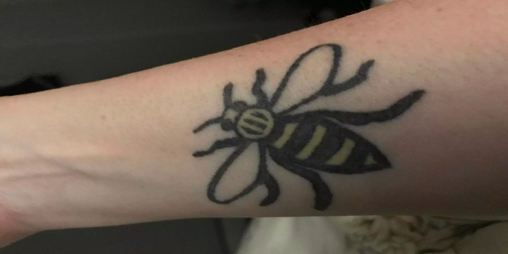 Manchester Honeybee Tattoos: ວິທີທີ່ຜູ້ສະຫນັບສະຫນູນກໍາລັງໃຫ້ກຽດແກ່ຜູ້ເຄາະຮ້າຍຈາກລະເບີດ 50608_0