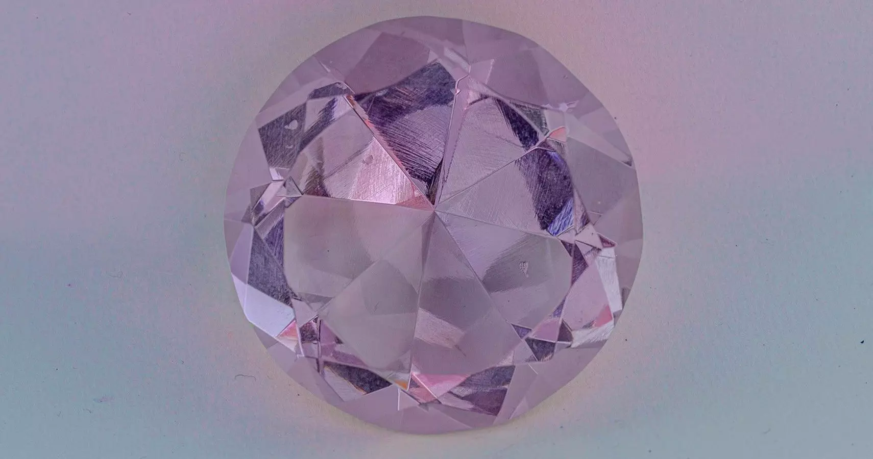 Fuchsia Rose Diamond نیلامی میں 6.7 ملین ڈالر میں حاصل ہوا۔