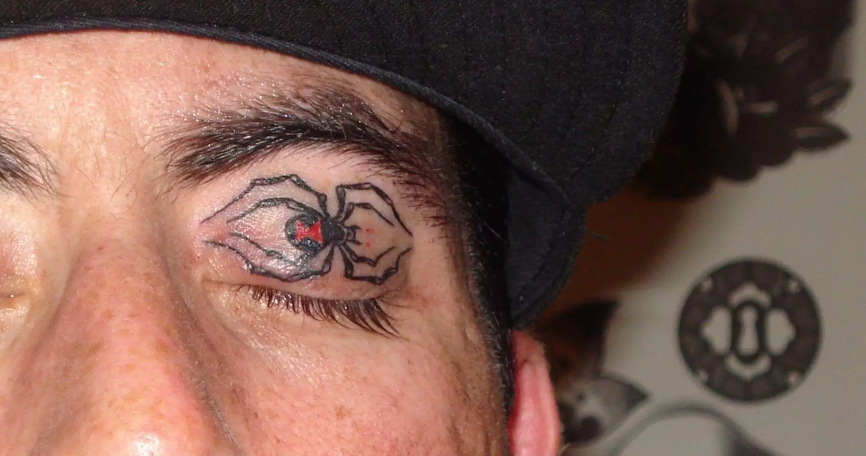 10 vun de grujhelegsten Eyelid Tattooen déi Dir wënscht datt Dir net just gesinn hutt 54347_0