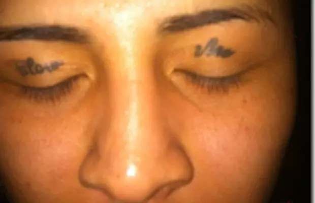 10 vun de grujhelegsten Eyelid Tattooen déi Dir wënscht datt Dir net just gesinn hutt 54347_10