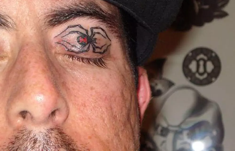 10 vun de grujhelegsten Eyelid Tattooen déi Dir wënscht datt Dir net just gesinn hutt 54347_7