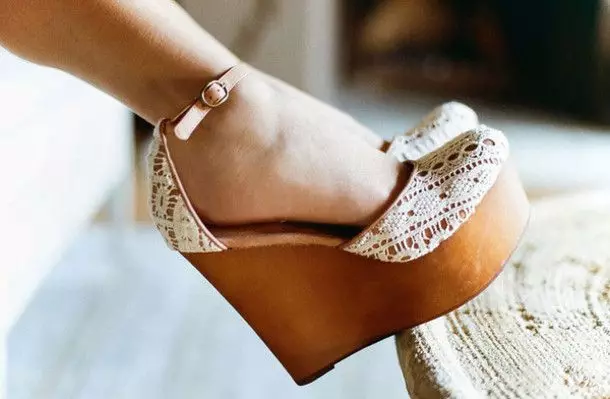 10 stilet më të shitura të këpucëve për femra në botë 56166_8