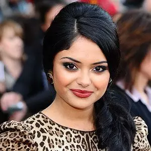 Afshan Azad Netto waarde 57510_1